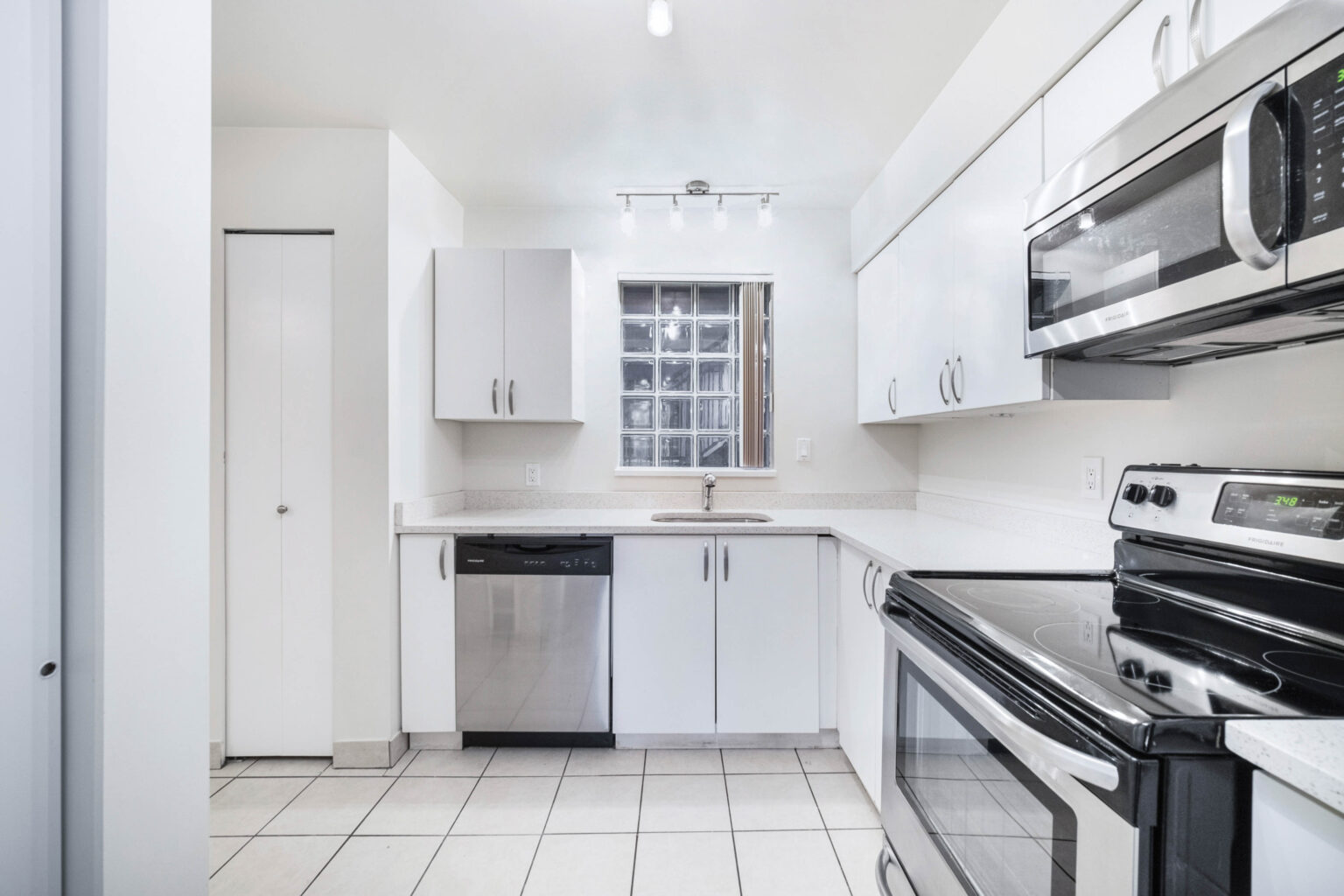 Dunway Court | Apartments for Rent in Kitsilano | QuadReal